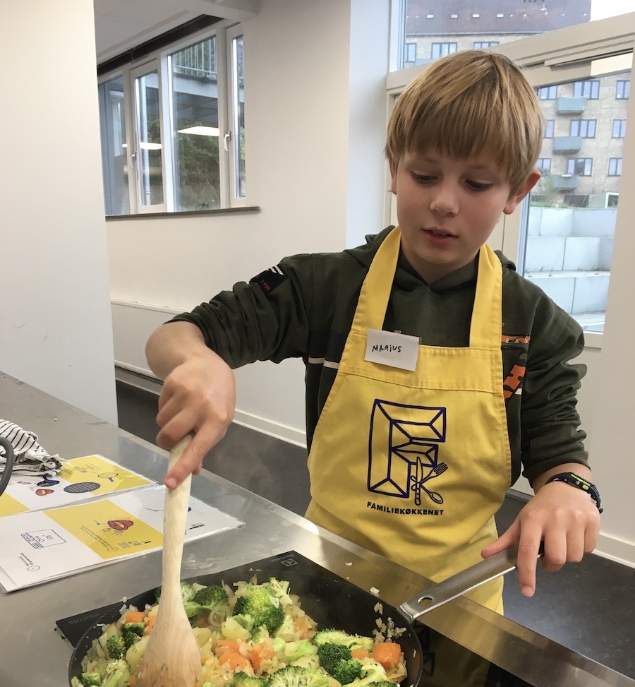 Marius lærer at lave mad - og det er sjovt! - AmagerNyt